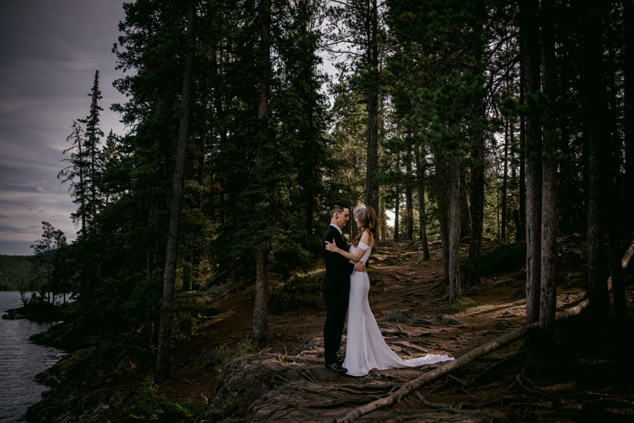 Best places to elope in Alberta || Lake Minnewanka wedding